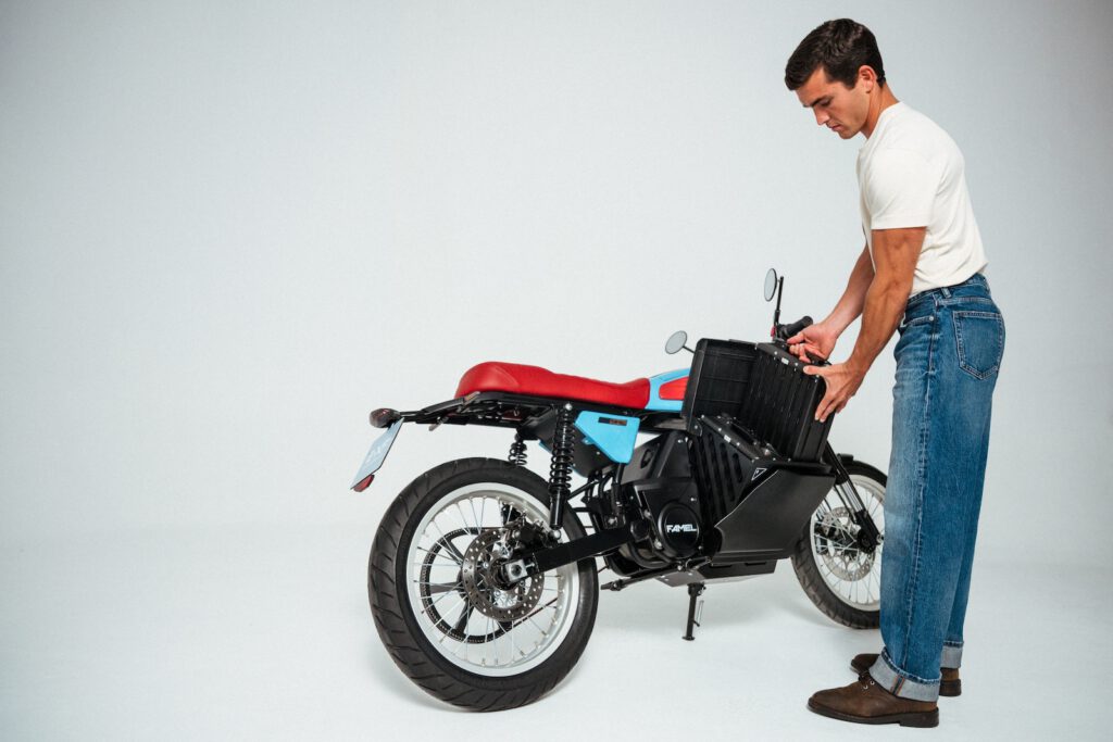 Famel EX-F: elektrischer Café-Racer im Stil der 70er
